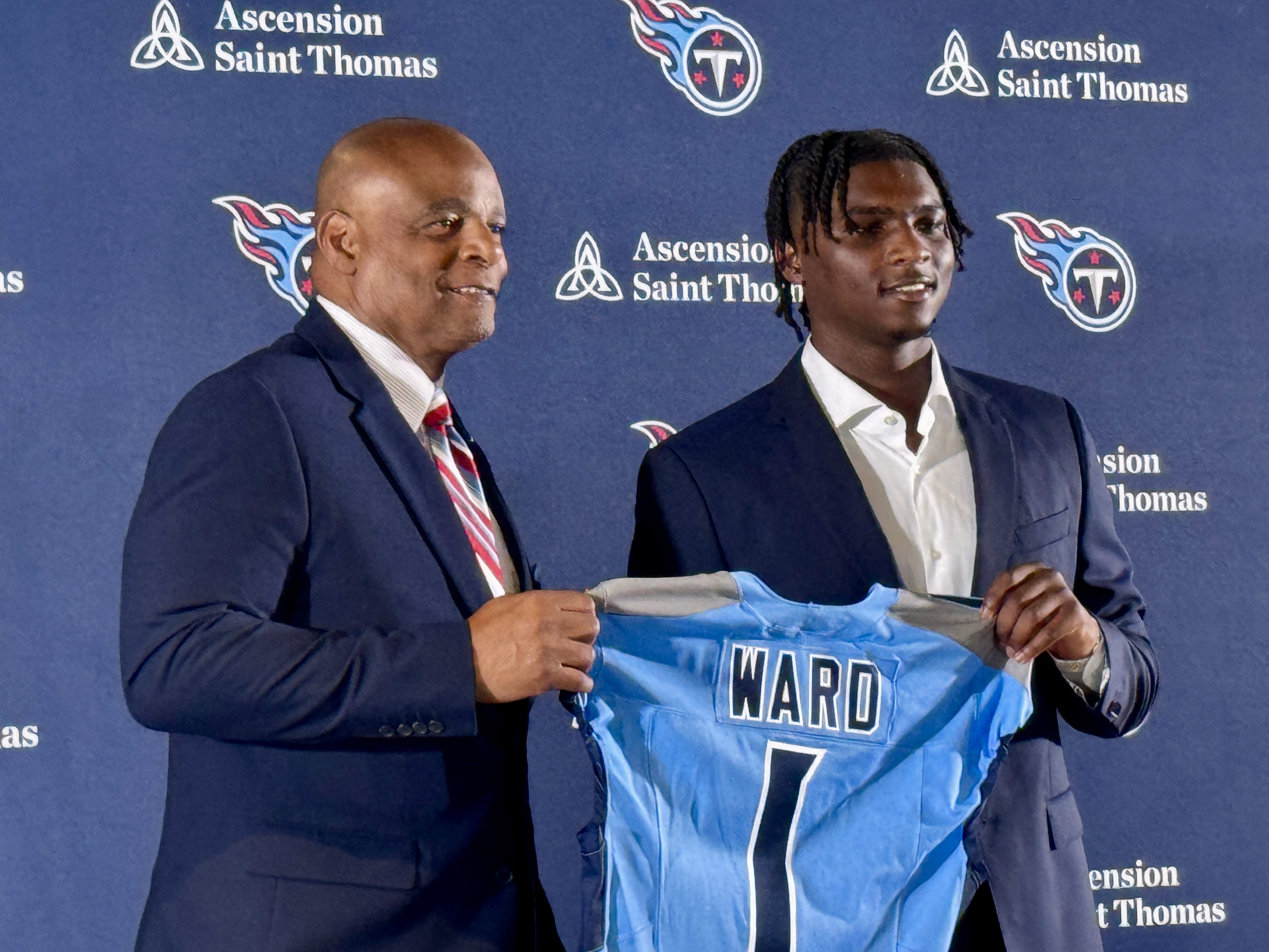 Titans' Divided History Gives Warren Moon Path to Share No. 1 With Cam Ward